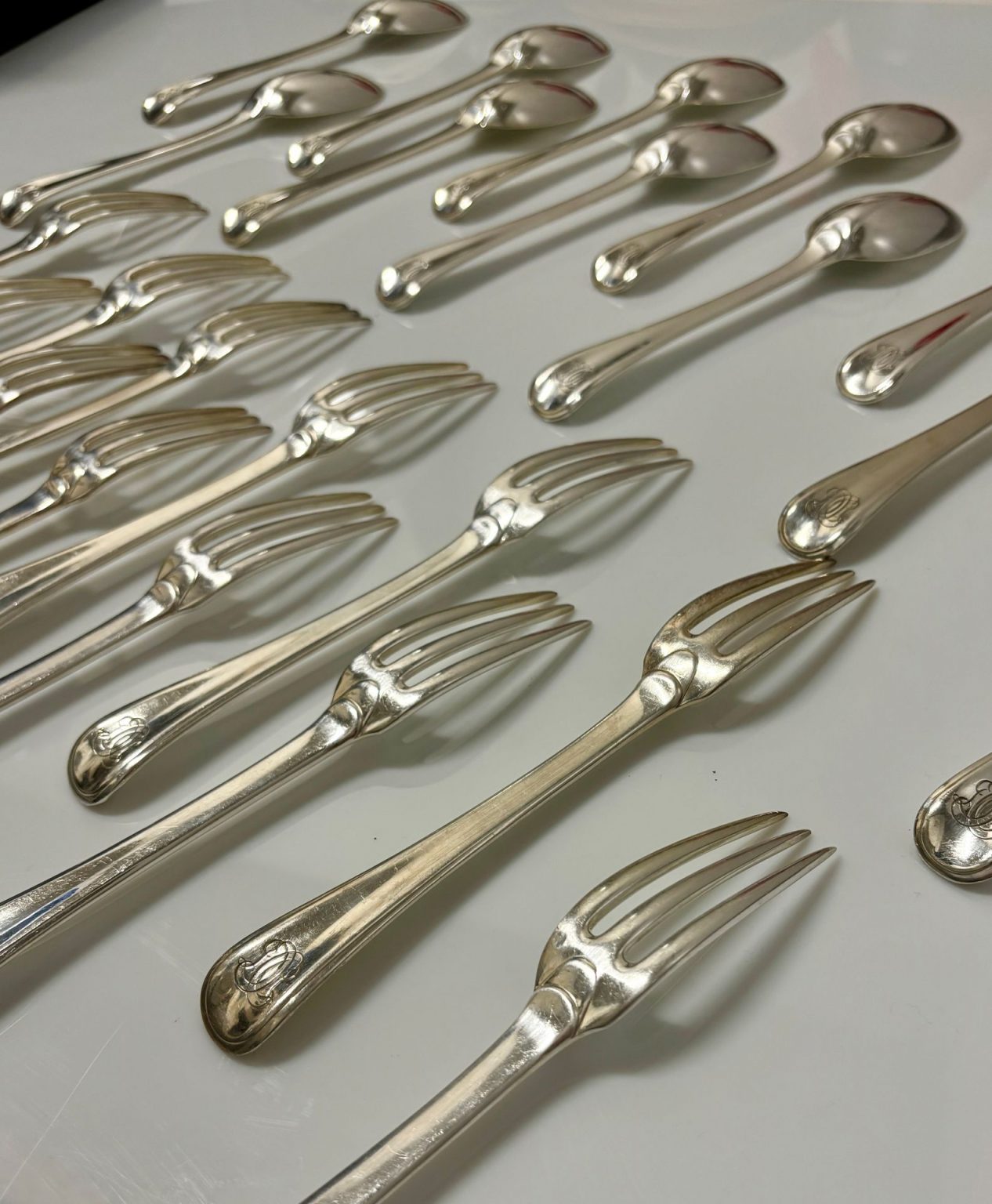 Estimation ménagère en argent massif : prix et valeur (2025)